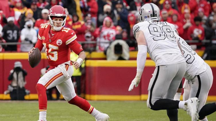 Antonio Pierce Says Raiders Will Prepare for Patrick Mahomes By Treating Him Like Michael Jordan ...