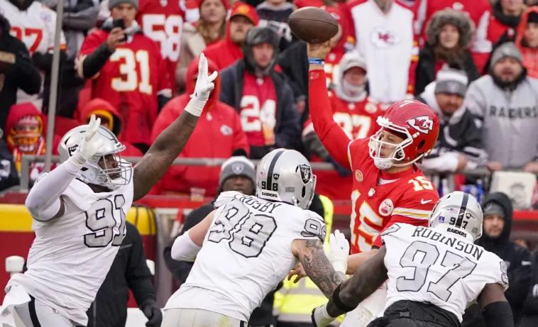Antonio Pierce wants the Raiders to beat up Patrick Mahomes like the Pistons did to Michael ...