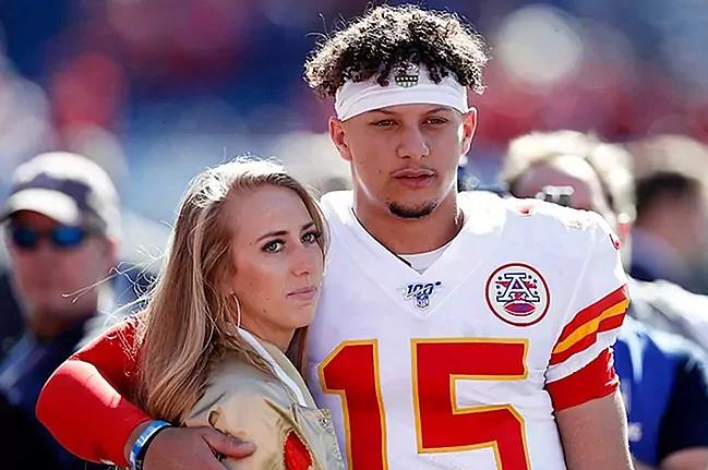 Patrick Mahomes loses a March Madness bet and dons a costume that ...