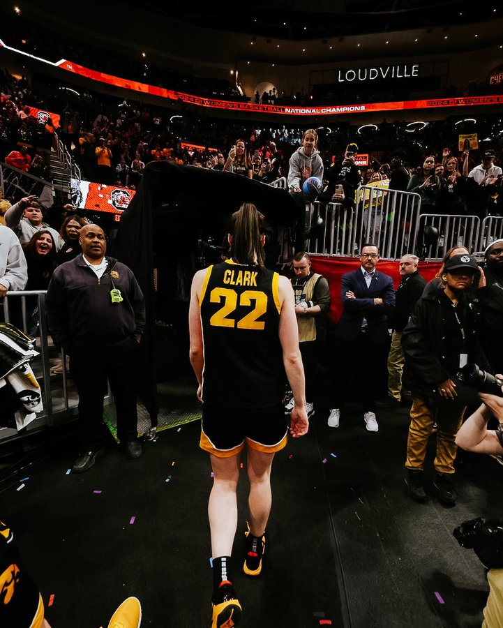 Heartbreaking Photo Of Caitlin Clark Leaving National Title Game After ...